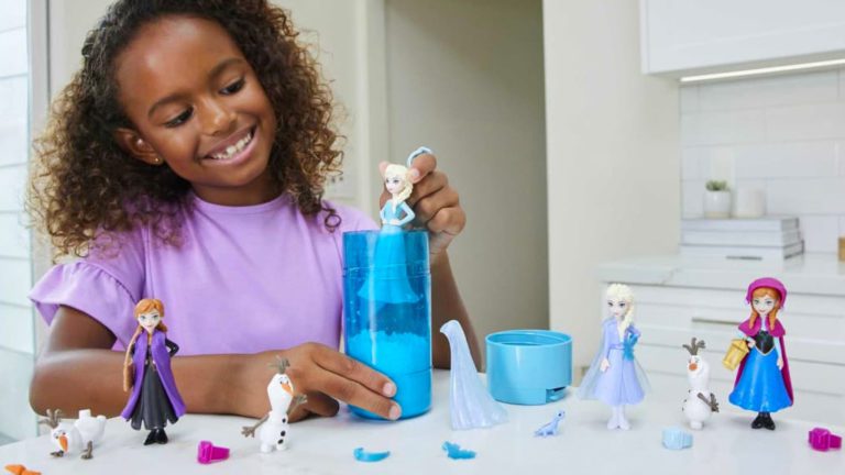 The New Frozen Snow Color Reveal Dolls Are as Magical as Elsa | The Toy ...