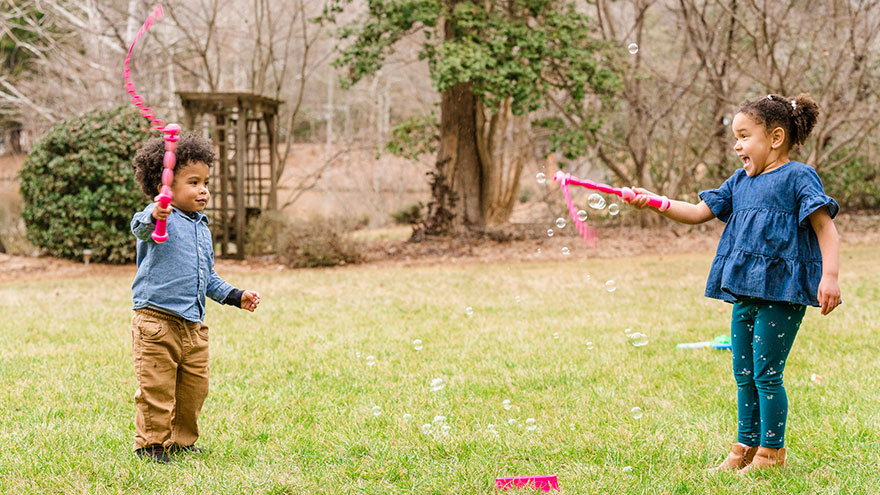 MAXX BUBBLES SPINNING BUBBLE STREAMERS | The Toy Insider