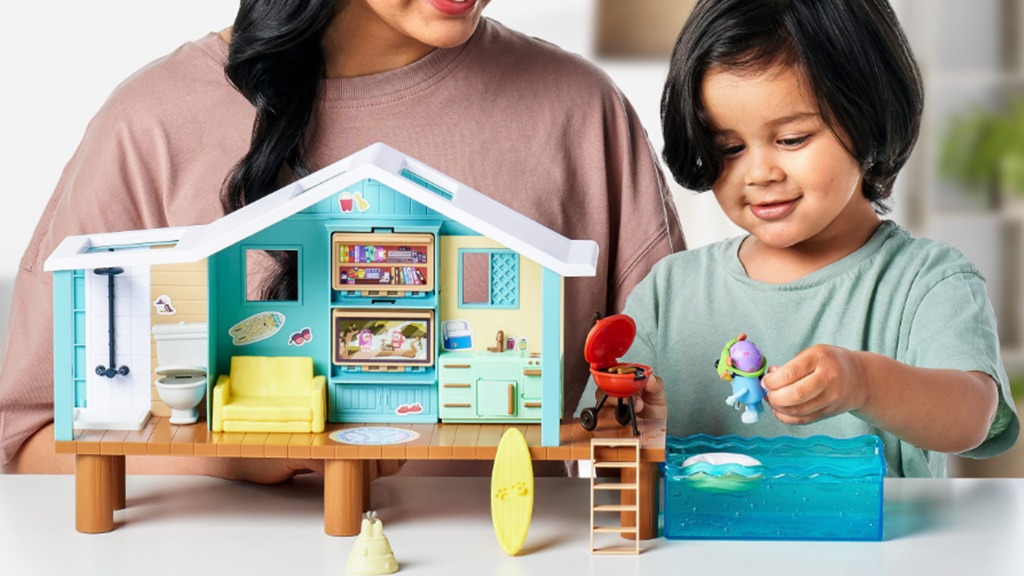 The Bluey Beach Cabin Playset Makes For Year-Round Summer Fun | The Toy ...