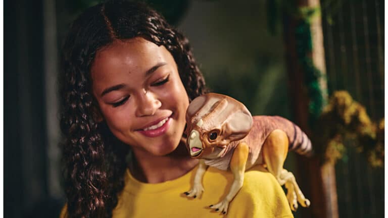 JURASSIC WORLD REBIRTH DOLORES DELUXE PUPPETRONIC | The Toy Insider